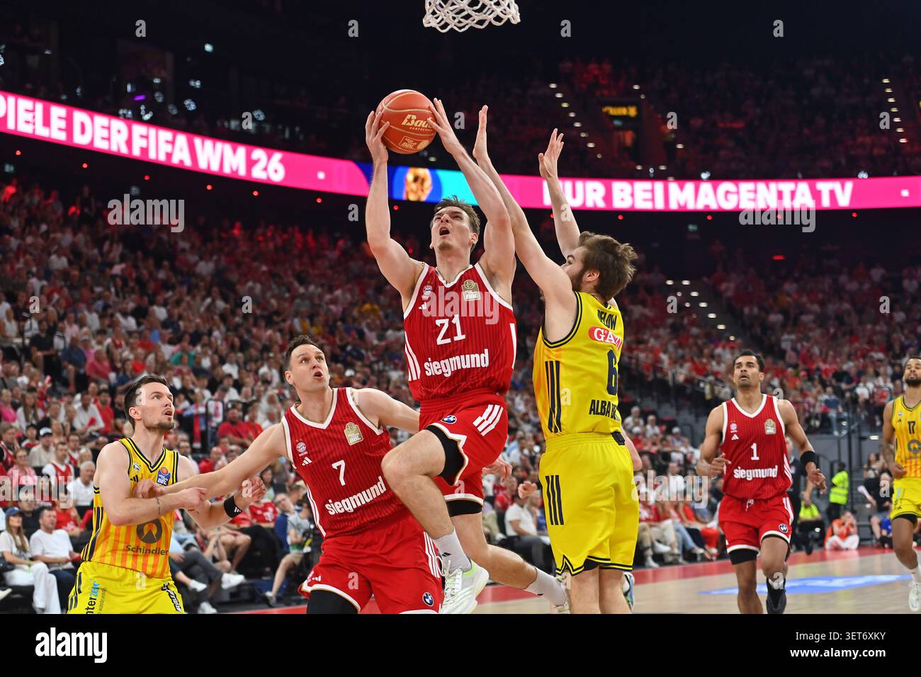 Justus HOLLATZ (FCB), Action,One-on-one against Malte DELOW (Alba ...