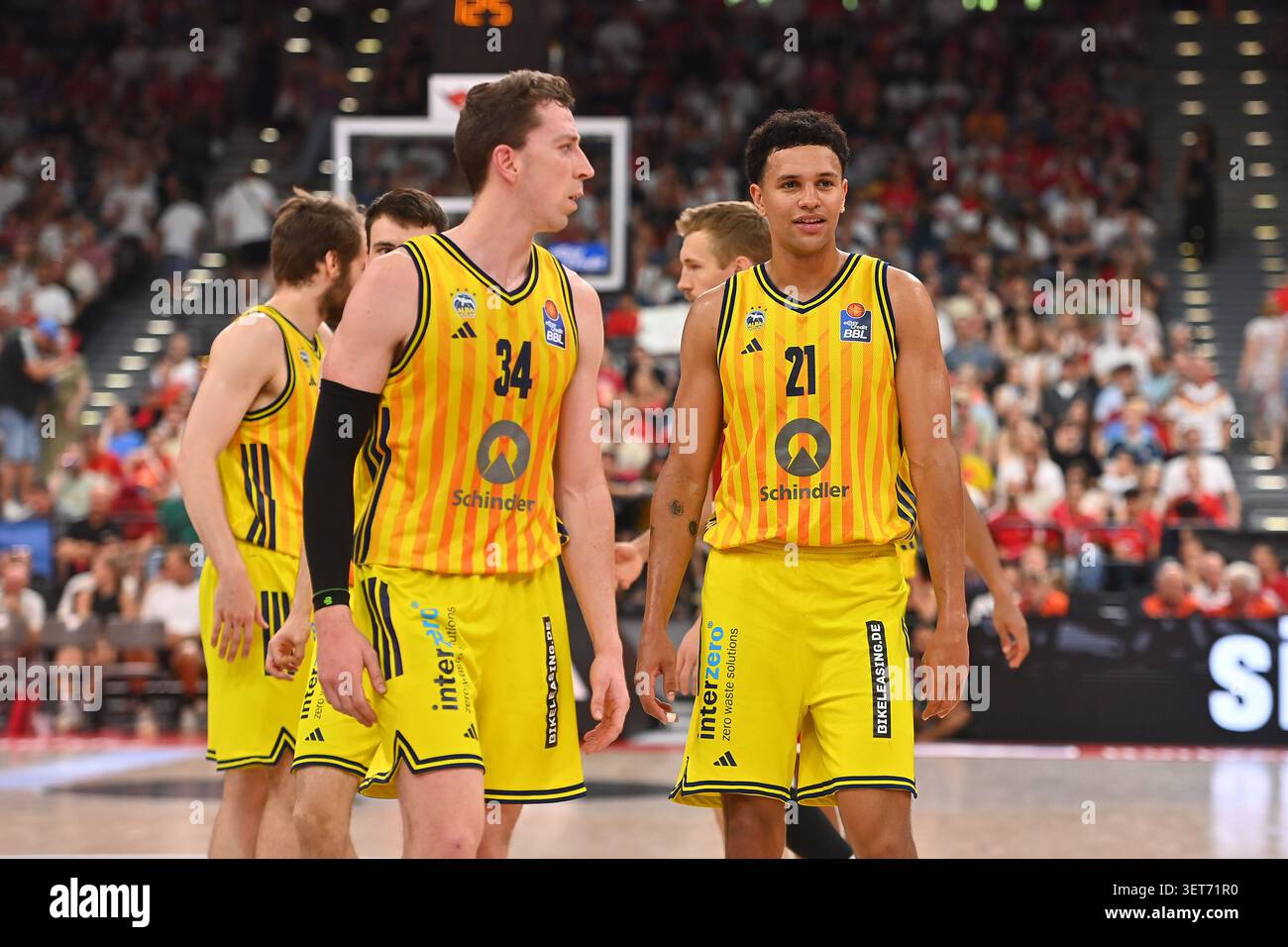 v.re. Michale RATAJ (Alba Berlin). Justin BEAN (Alba Berlin ...