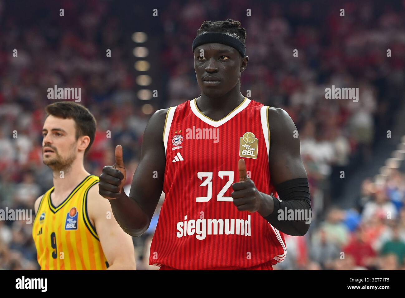 Wenyen GABRIEL (FCB), thumbs up, Thumbs up, Action, Single shot ...