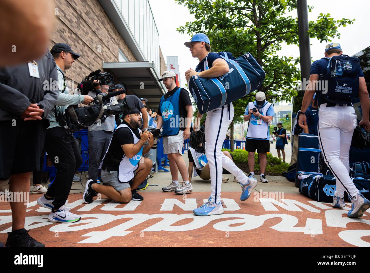 North Carolina's Owen Hull arrives with his team before playing against ...
