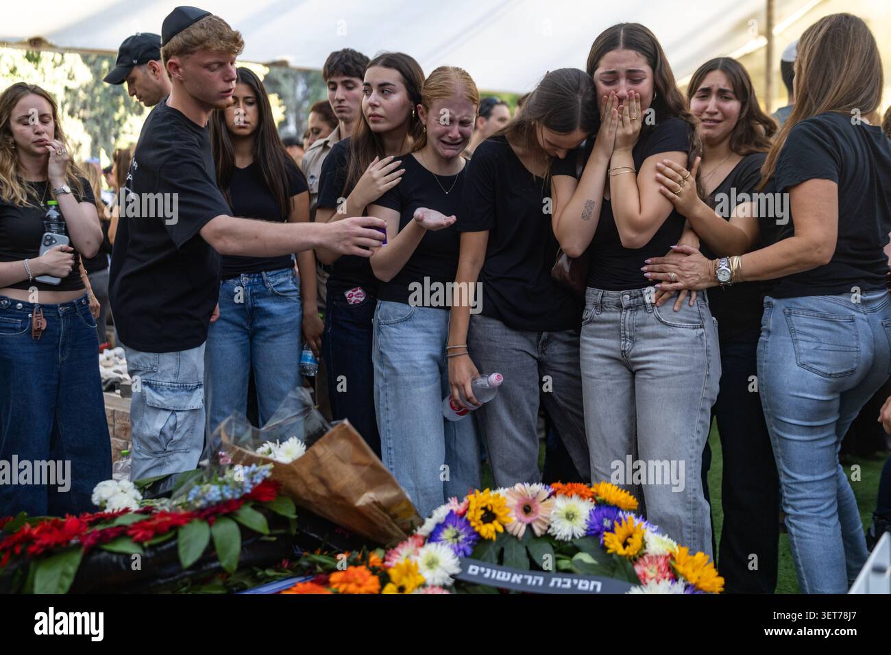 21 June 2026, Israel, Kefar Sava: People attend the funeral of Israeli ...