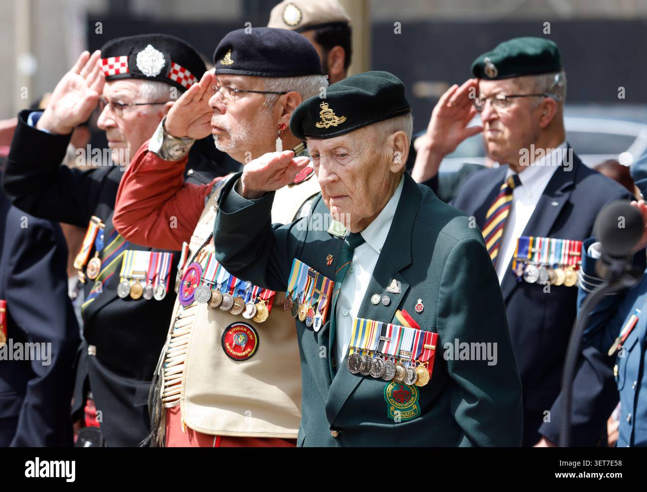 Korean War veteran Gordon Gallant salutes during a ceremony at the ...