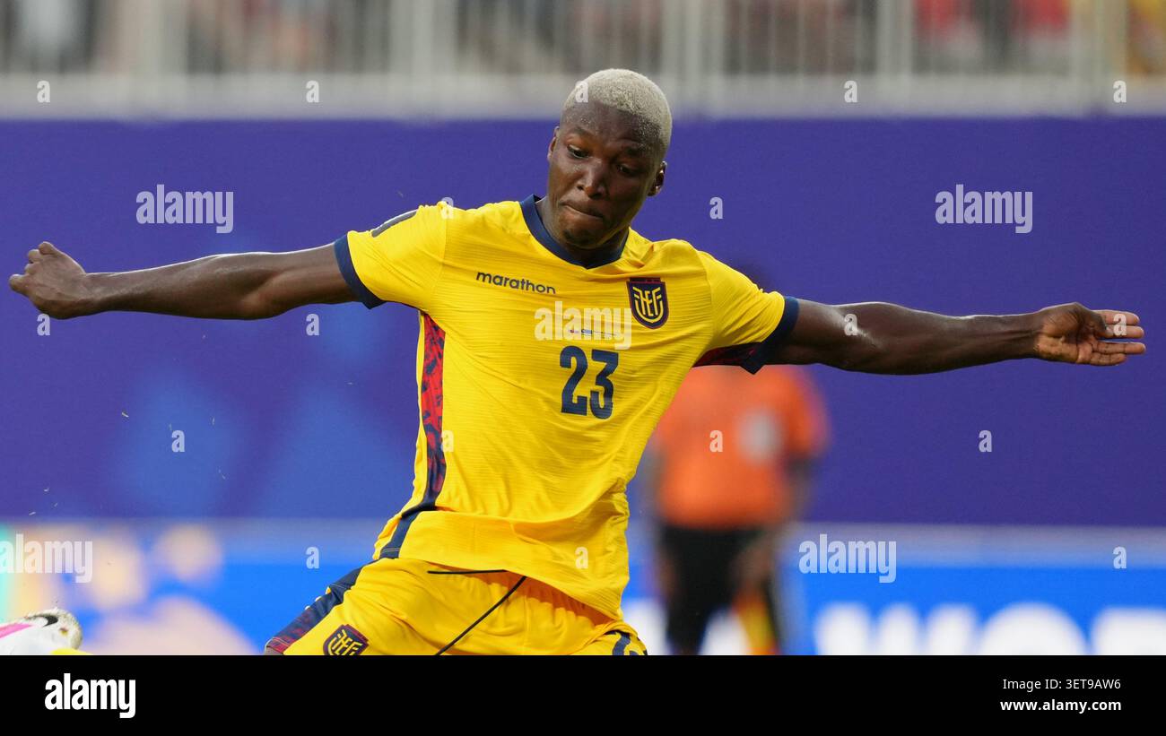 Ecuador's Moises Caicedo (23) shoots the ball during the World Cup ...