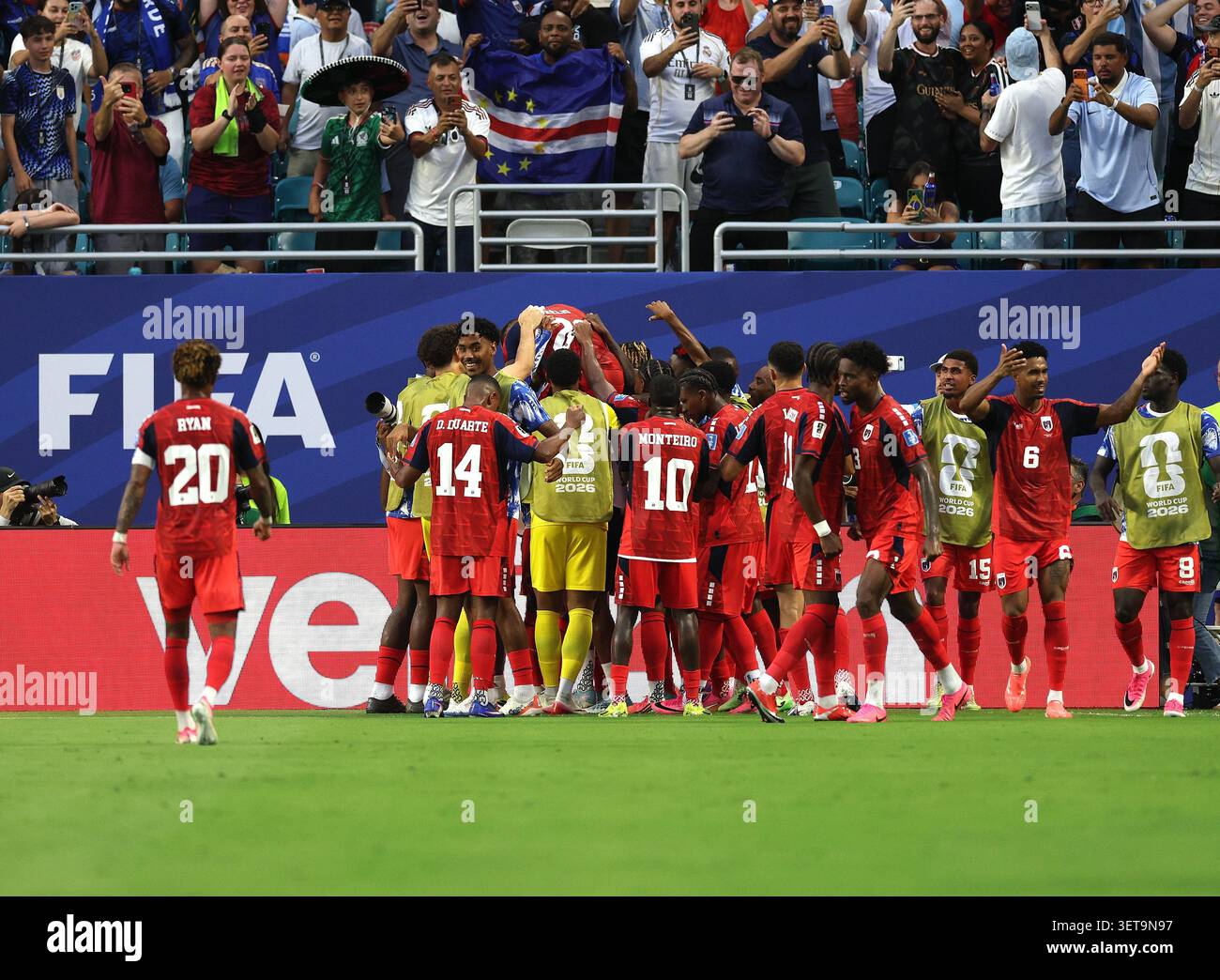 (260622) -- MIAMI, June 22, 2026 (Xinhua) -- Players of Cape Verde ...