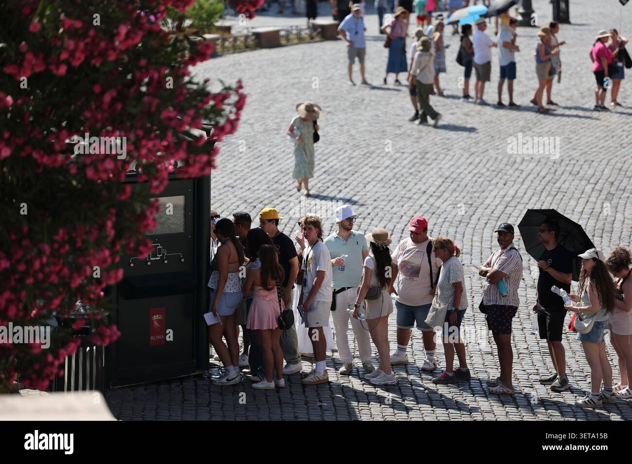 (260622) -- ROME, June 22, 2026 (Xinhua) -- People fetch and drink ...