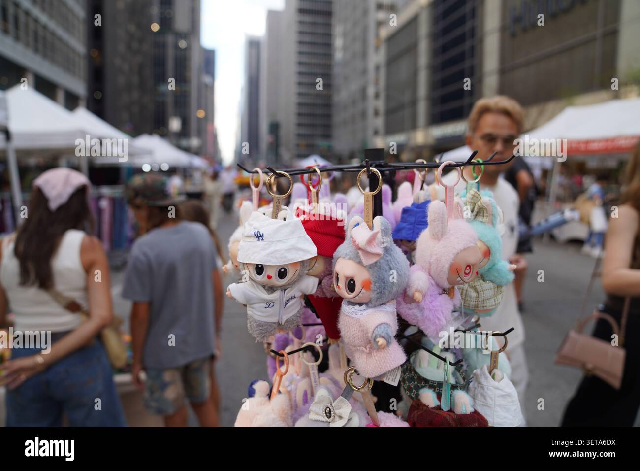 (260622) -- NEW YORK, June 22, 2026 (Xinhua) -- People visit the Avenue ...