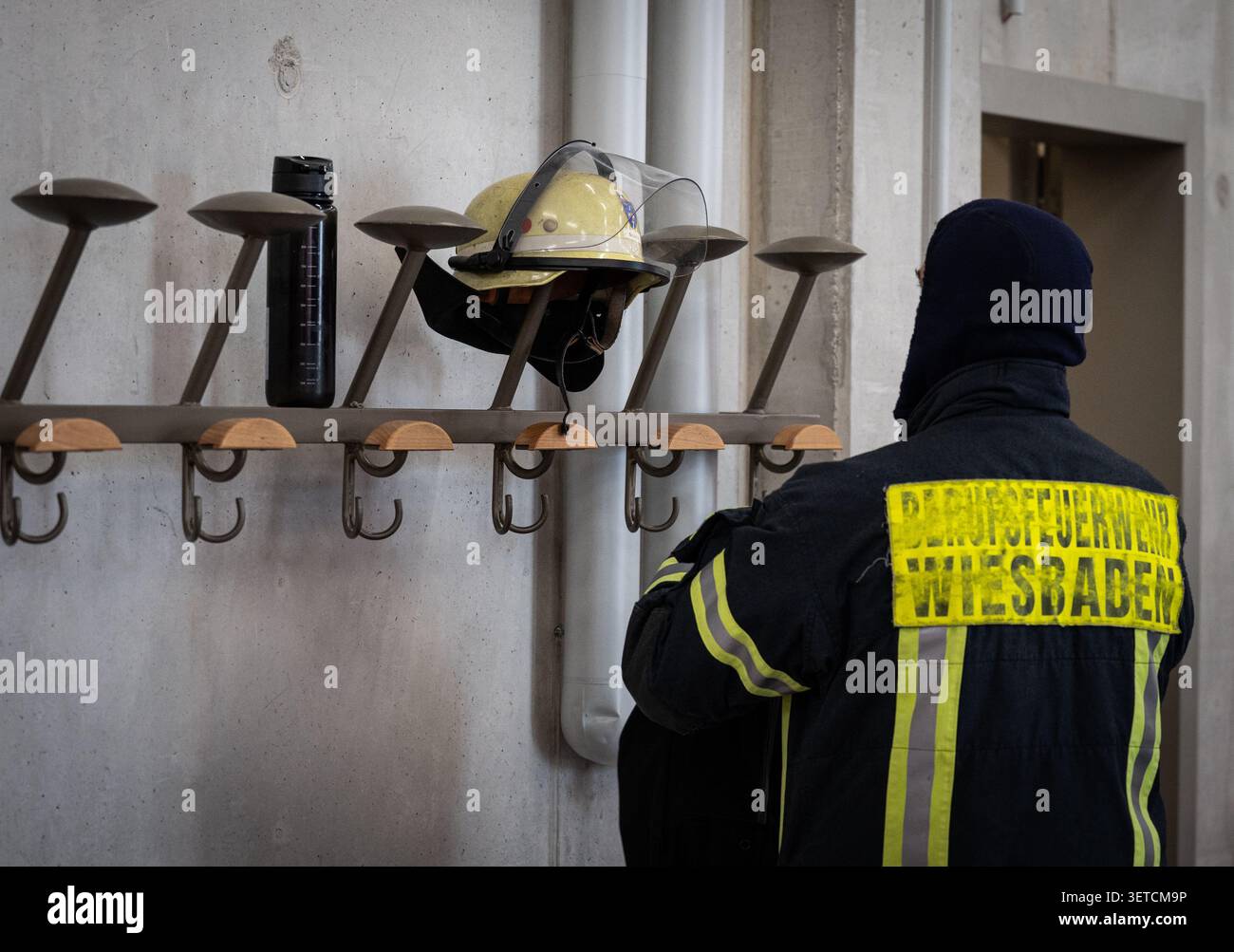ILLUSTRATION - 22 June 2026, Hesse, Wiesbaden: A firefighter gets ...