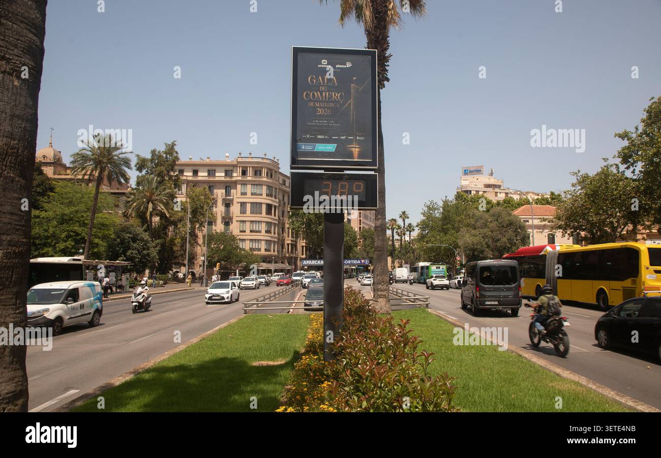22 June 2026, Spain, Palma: A thermometer in Plaza España reads 38 ...