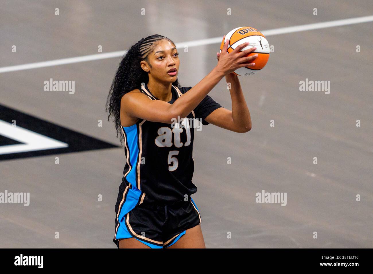 ATLANTA, GA - JUNE 20: Angel Reese #5 of the Atlanta Dream shoots the ...