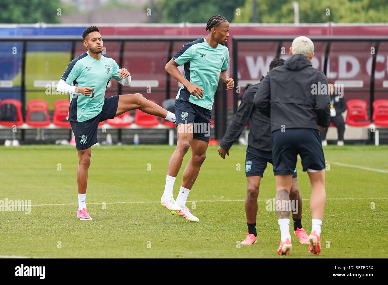 Ismael Diaz #10 of Panama national football team warms-up during the ...