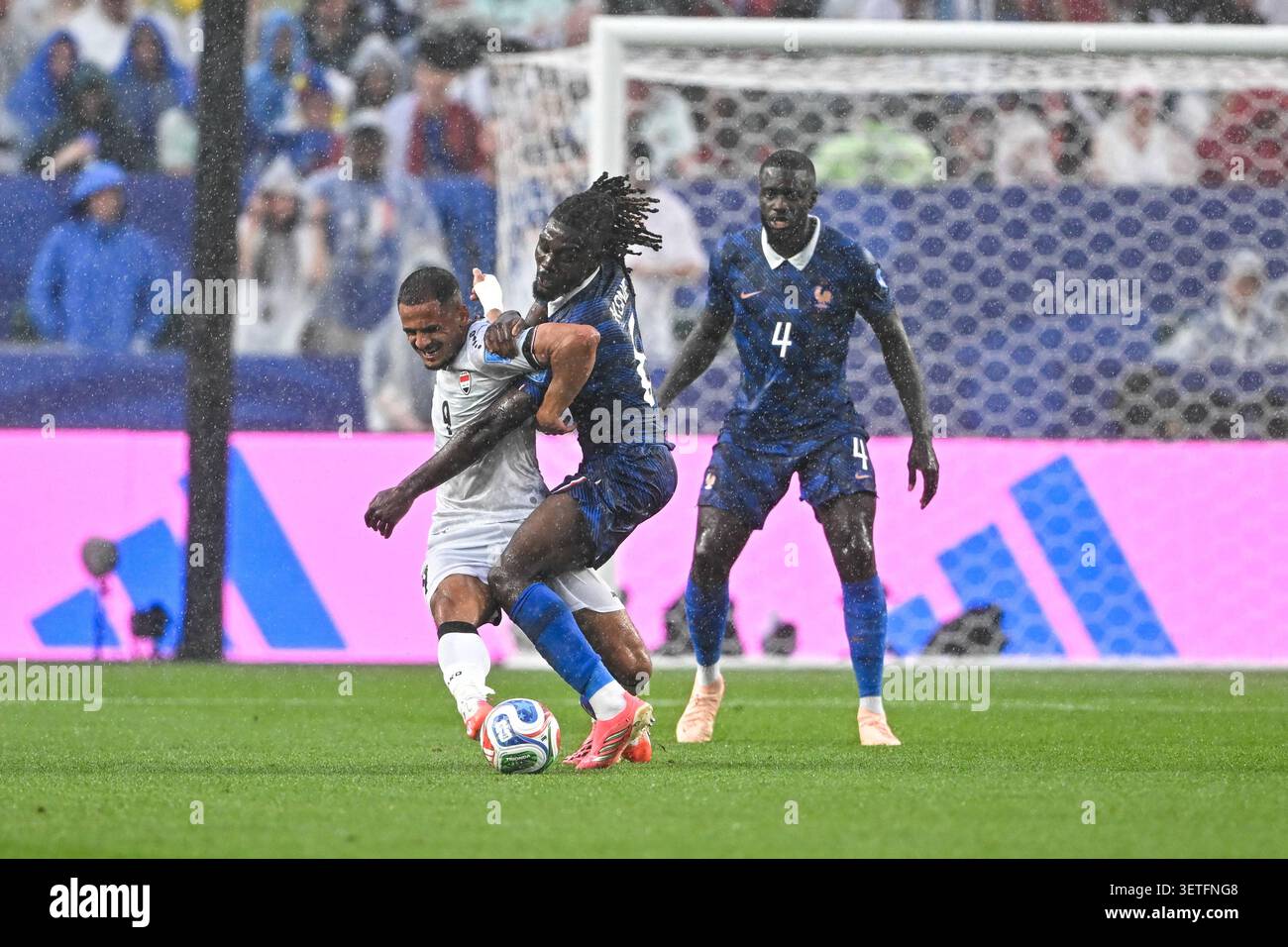 Manu KONE of France and Ali AL-HAMADI of Iraq during the FIFA World Cup ...
