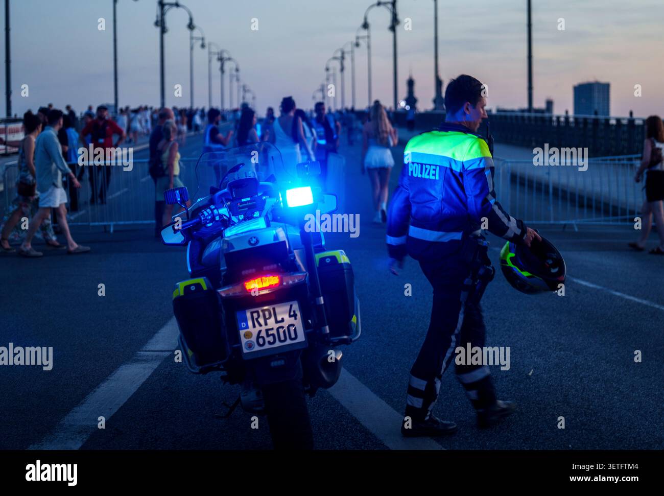 22 June 2026, Rhineland-Palatinate, Mainz: A police officer stands next ...