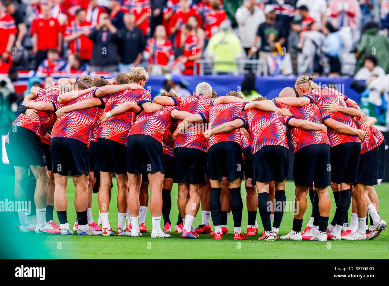 team of Norway form a huddle before the Group I - FIFA World Cup 2026 ...