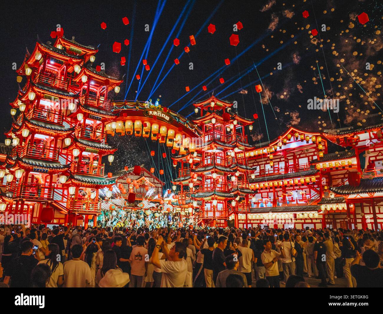 (260623) -- BEIJING, June 23, 2026 (Xinhua) -- Tourists watch a ...