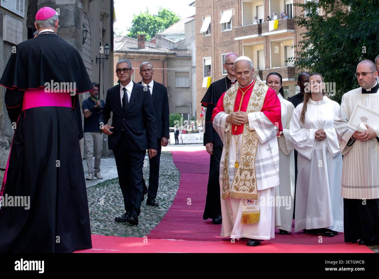 Pope Leo XIV arrives in procession at the Basilica of St. Peter in Ciel ...