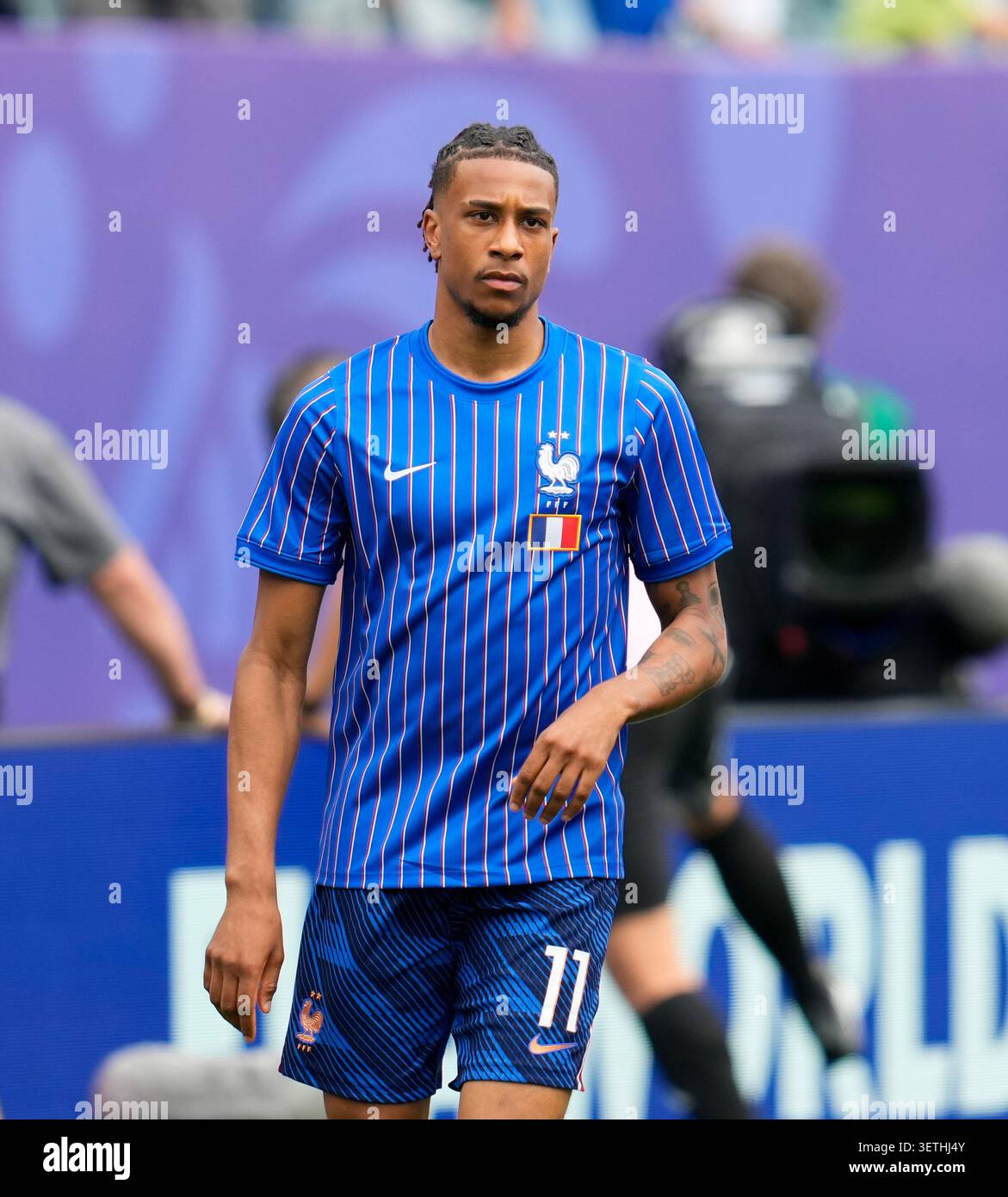 Michael Olise (Frankreich, #11) waermt sich vor dem Spiel auf. USA ...