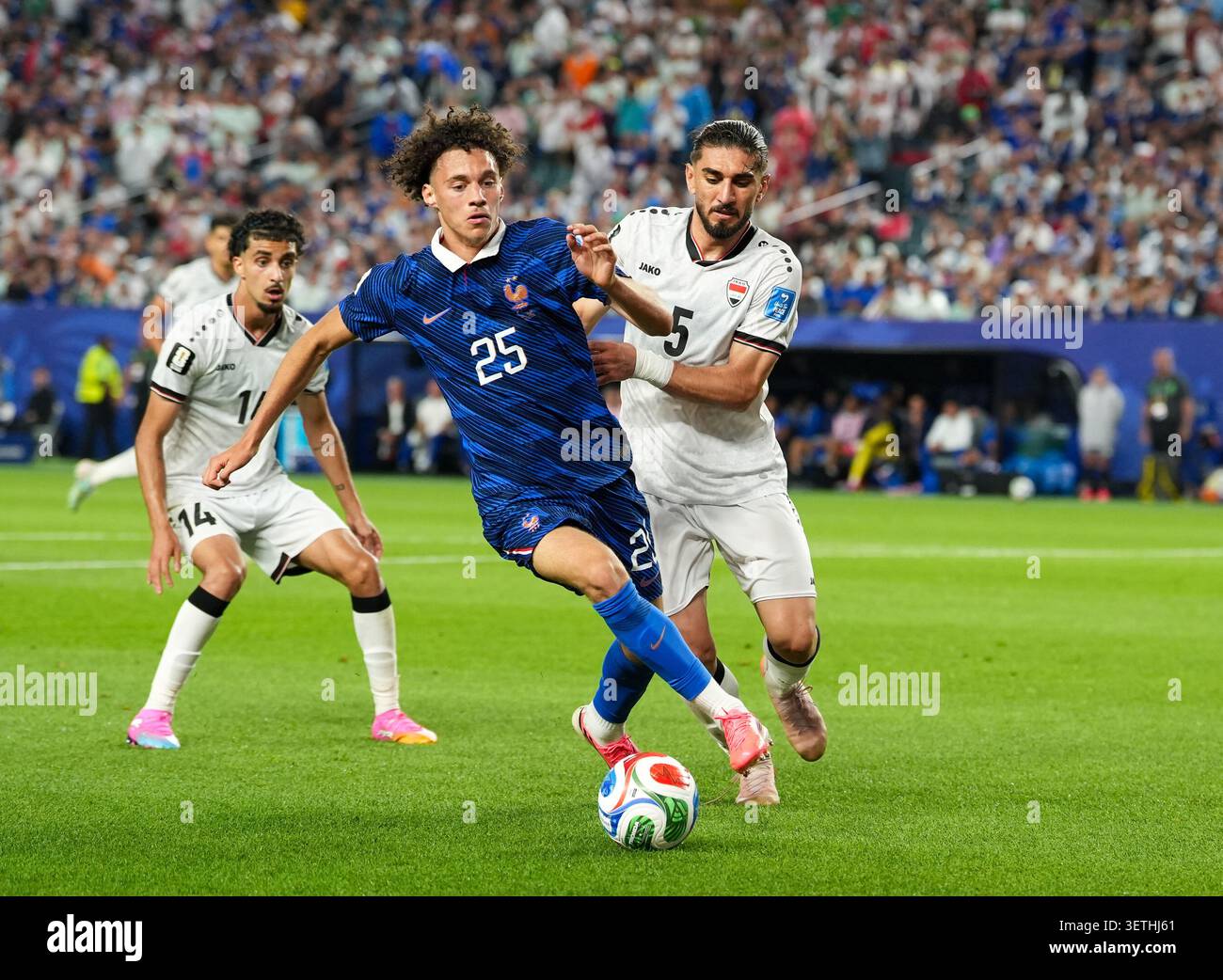 Maghnes Akliouche (Frankreich, #25) im Zweikampf mit Akam Hashim (Irak ...
