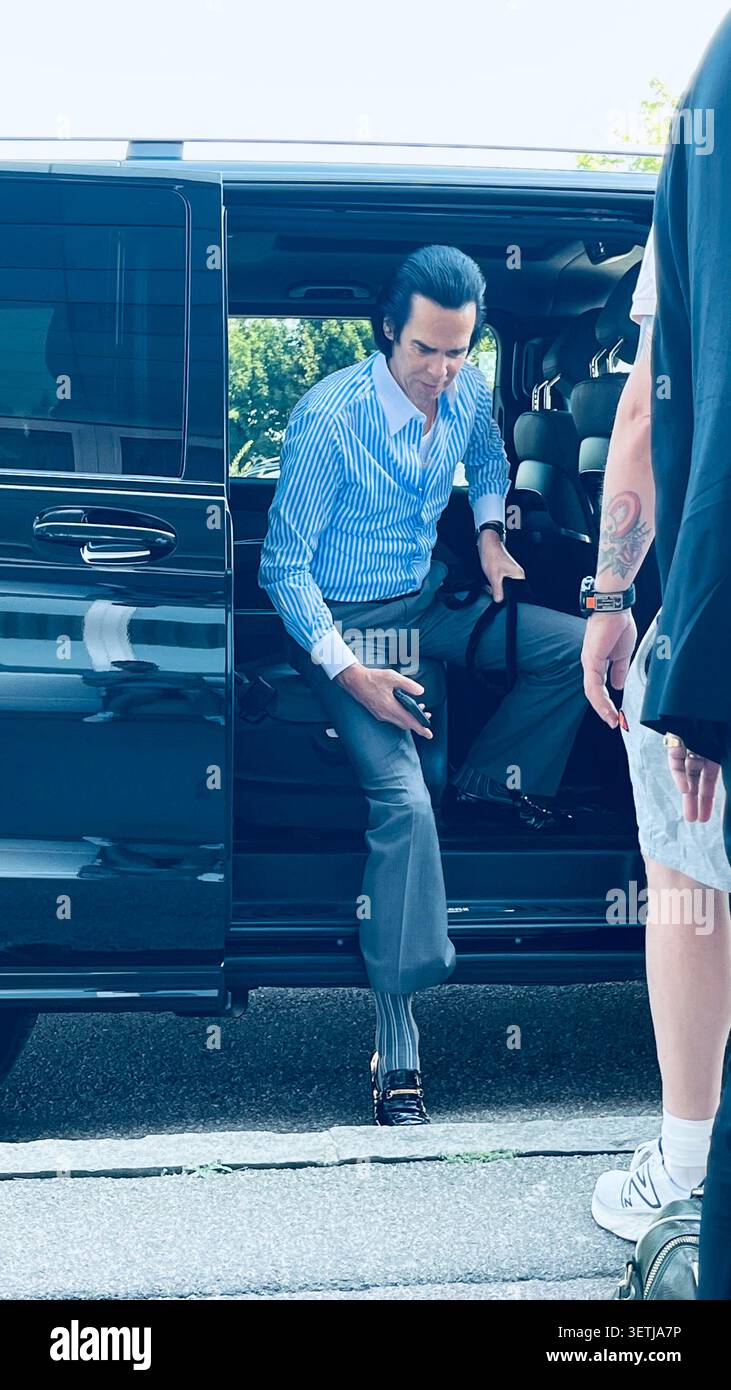 Nick CAVE and his band depart from Vienna's private airport in ...