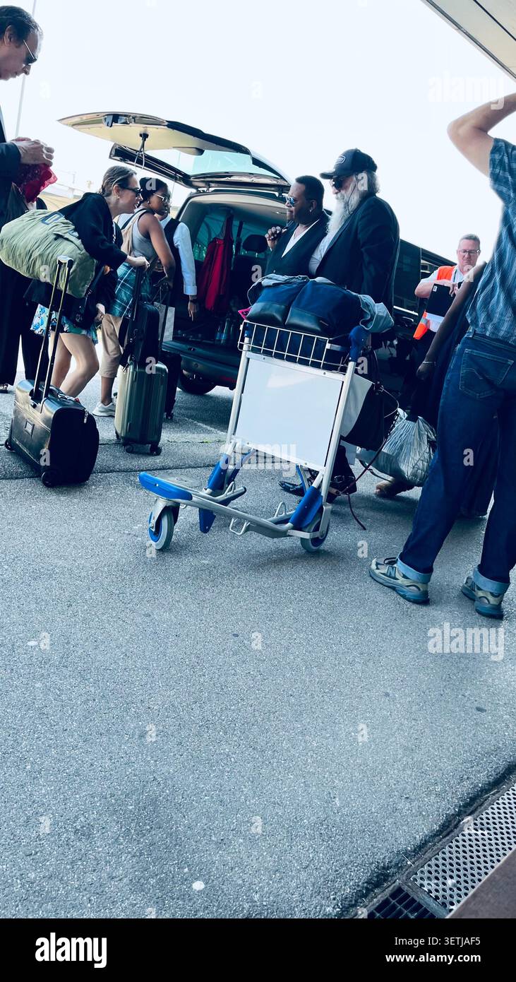 Nick CAVE and his band depart from Vienna's private airport in ...
