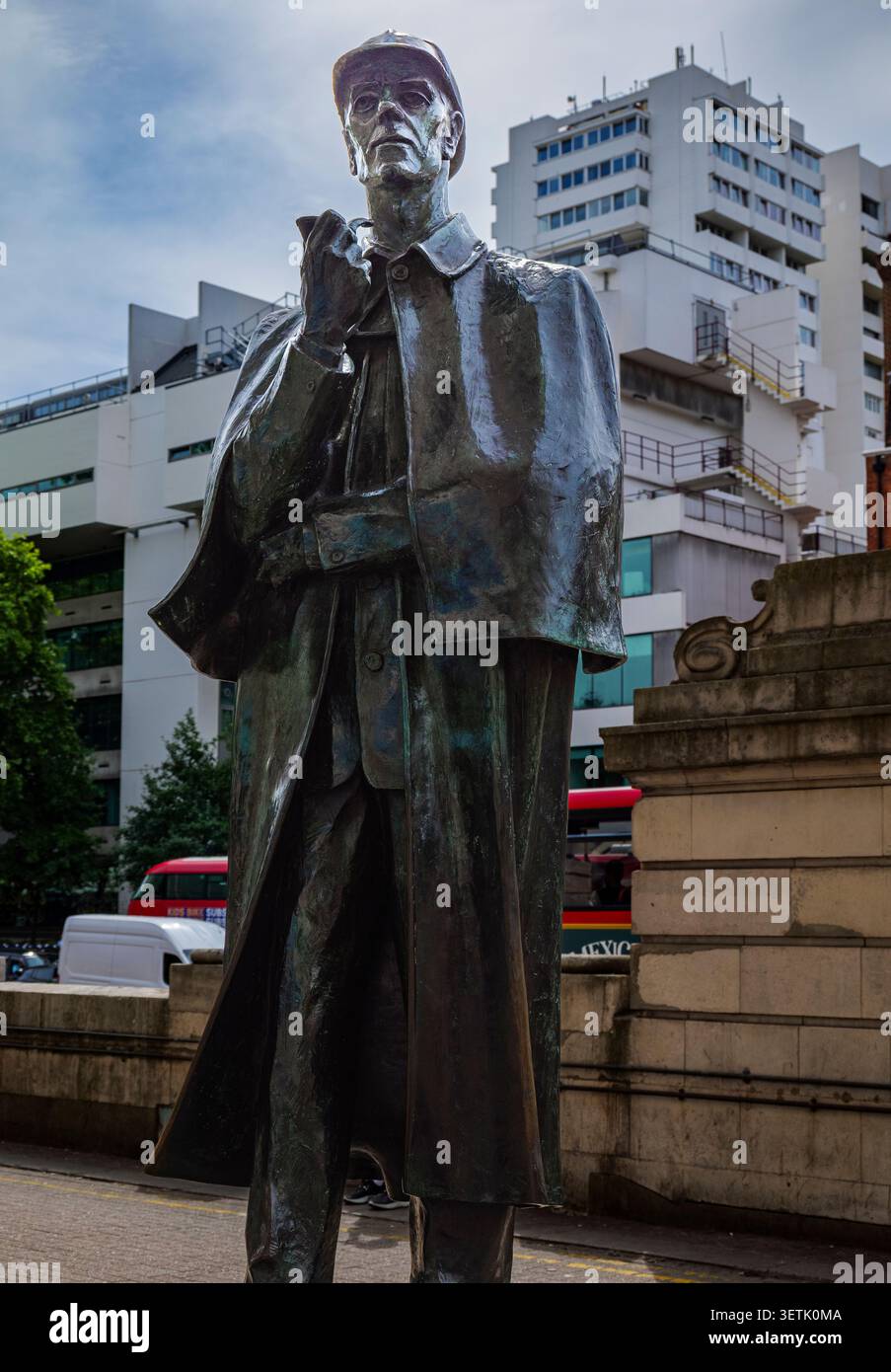 London - 07 12 2022: Close-up of the bronze statue of Sherlock Holmes ...