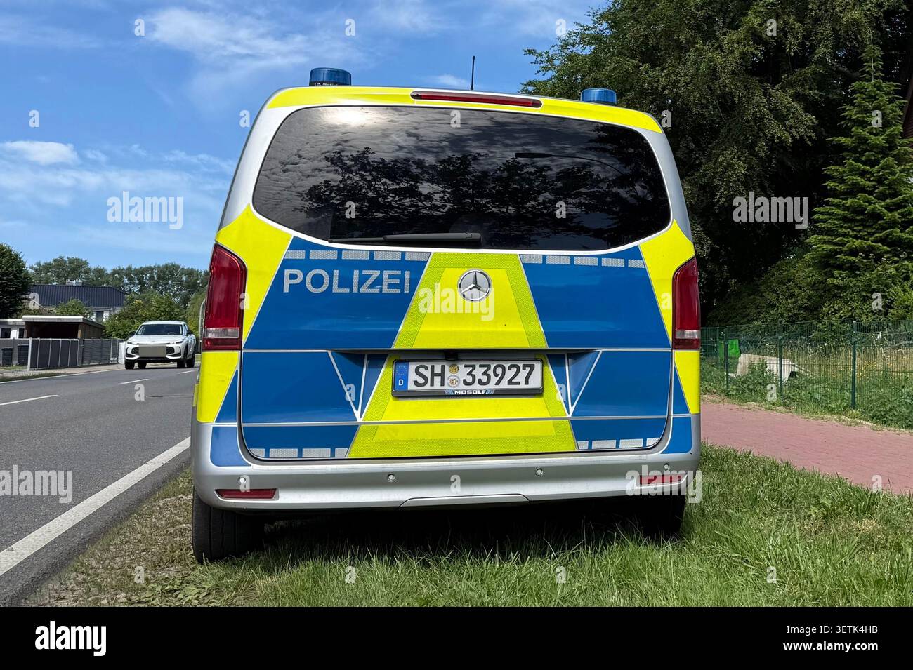 23 June 2026, Schleswig-Holstein, Oststeinbek: A police car is parked ...