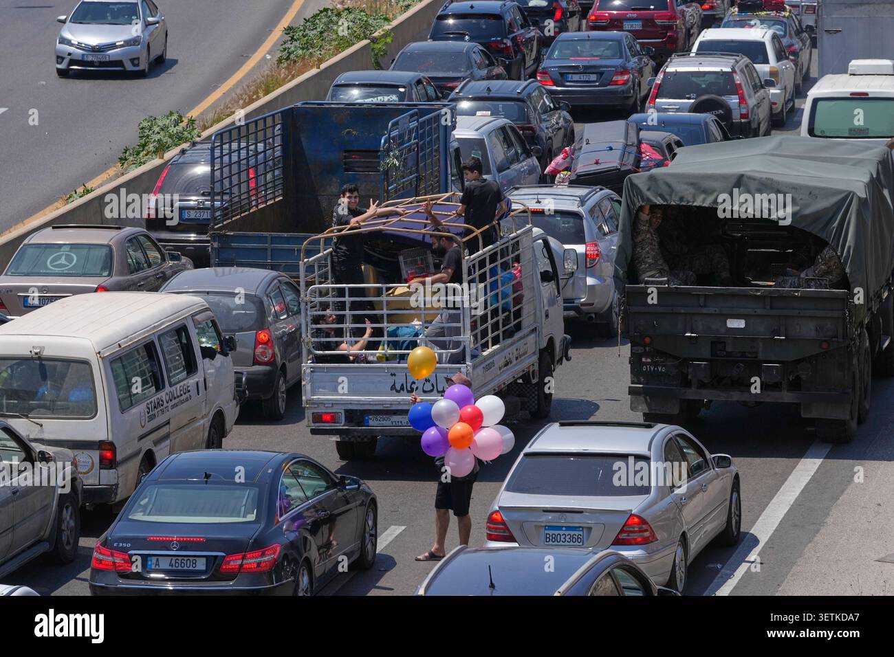 Displaced residents drive back to their villages following a ceasefire ...