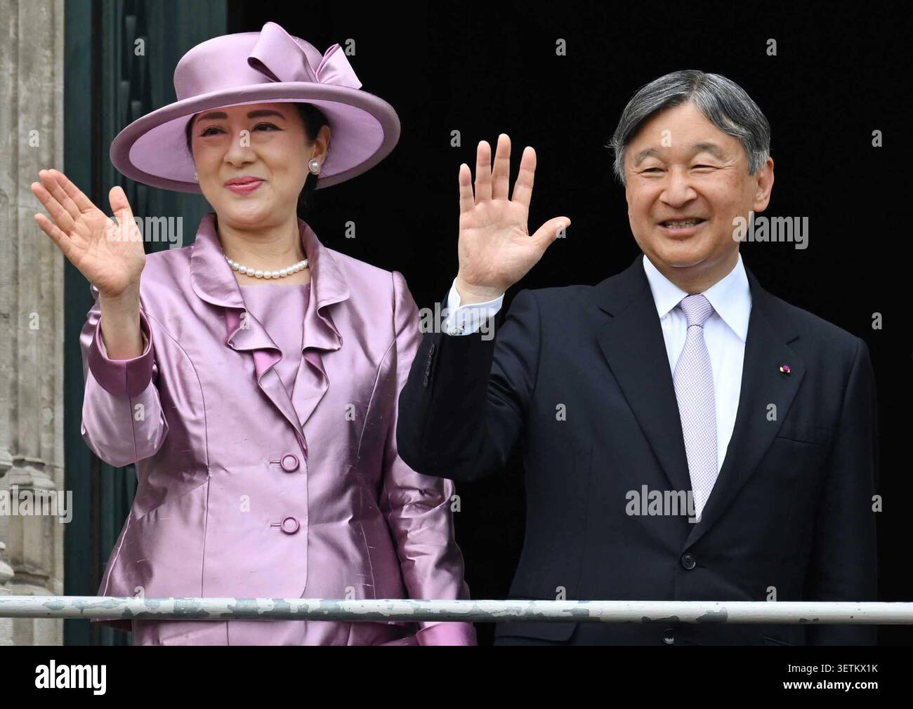 Japanese Emperor Naruhito and Empress Masako wave their hands at town ...