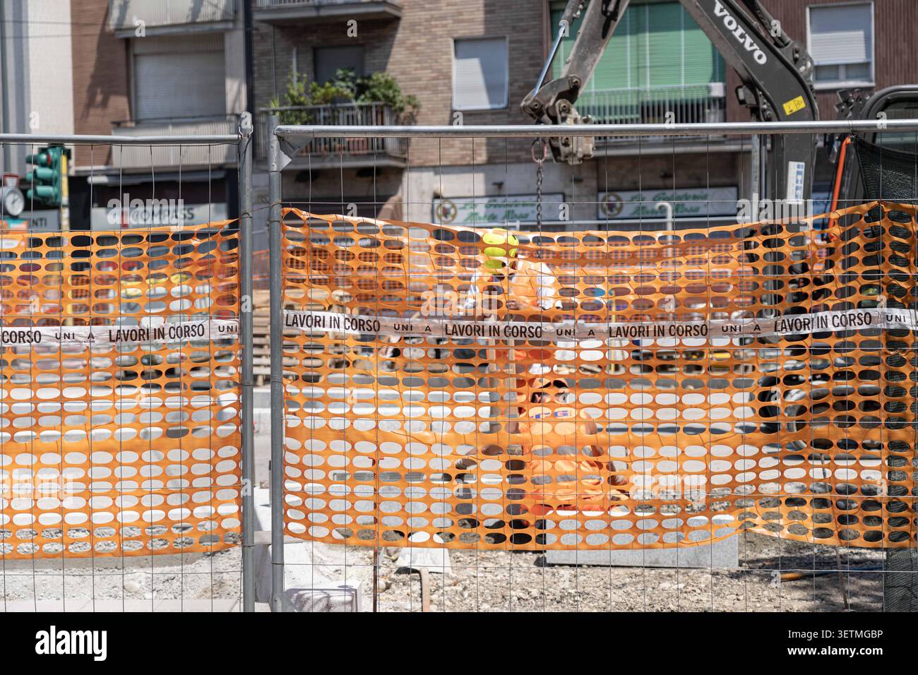 IPA85971915 - Milan: Extreme Heat and Workers on the Job Under the Sun ...