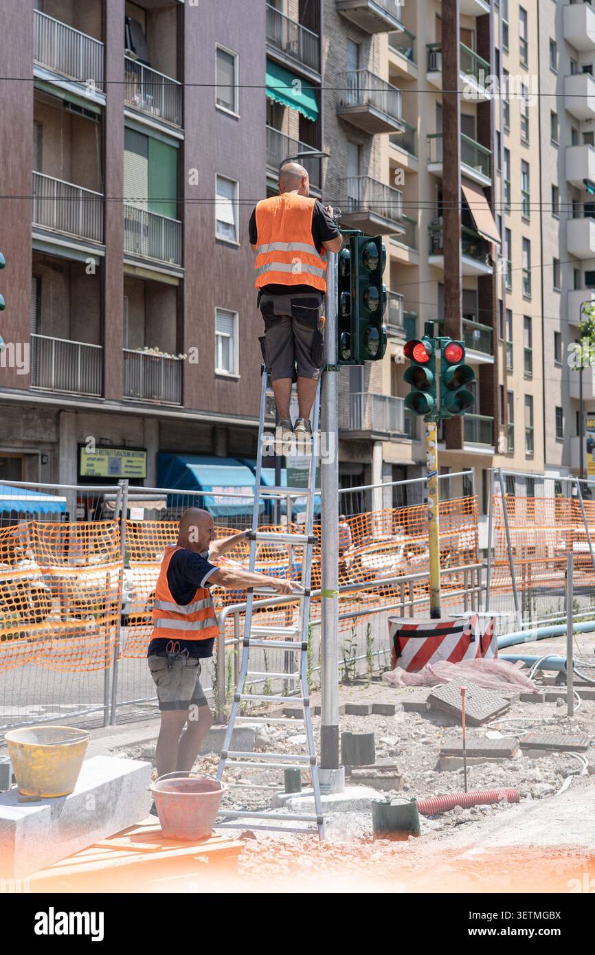 IPA85971927 - Milan: Extreme Heat and Workers on the Job Under the Sun ...
