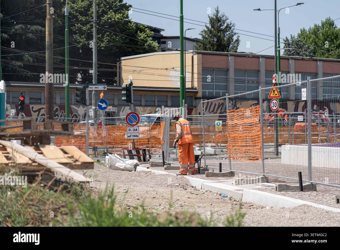 IPA85971931 - Milan: Extreme Heat and Workers on the Job Under the Sun ...