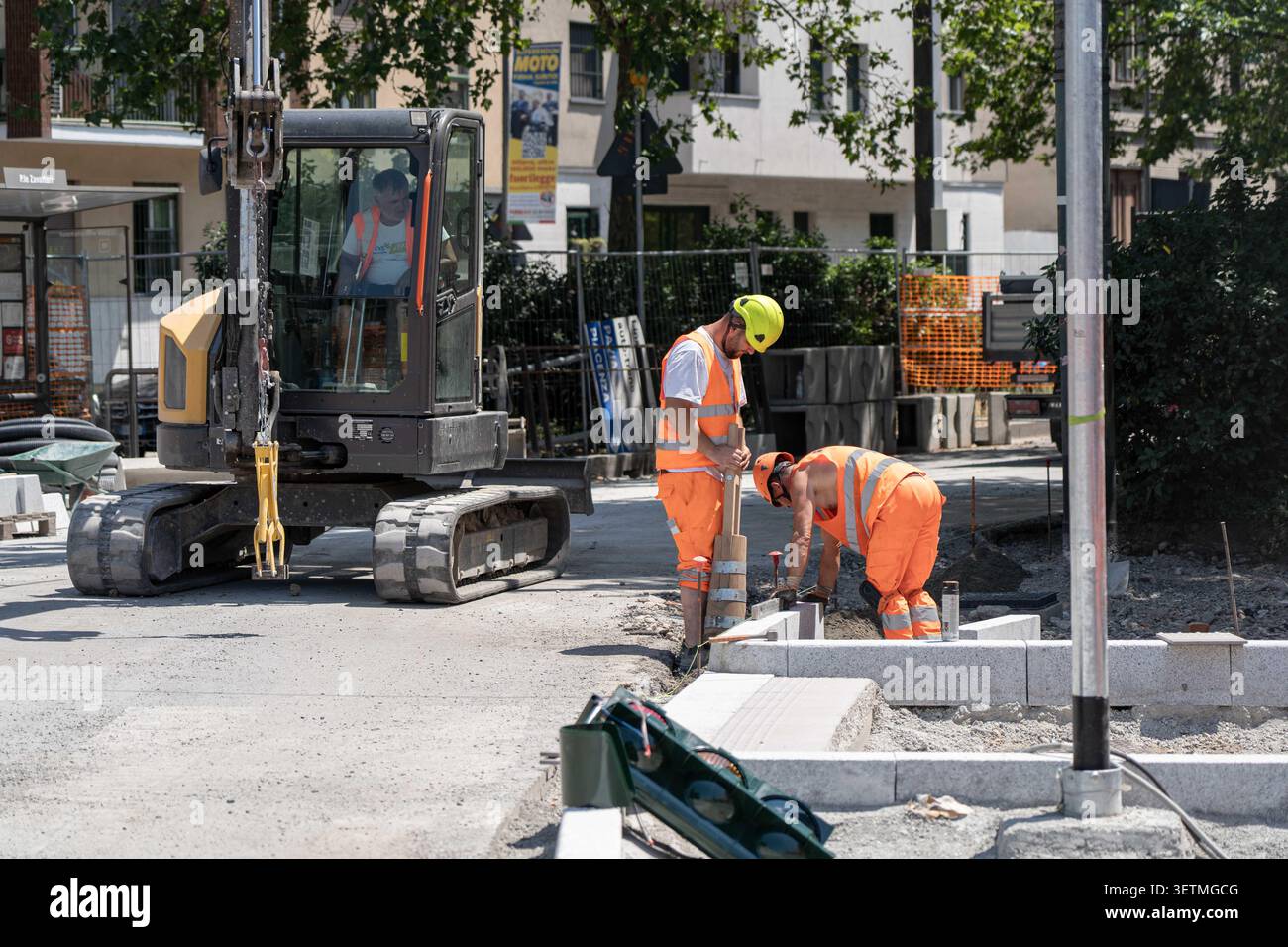 IPA85971923 - Milan: Extreme Heat and Workers on the Job Under the Sun ...