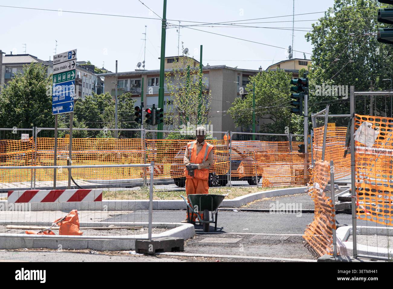 IPA85971933 - Milan: Extreme Heat and Workers on the Job Under the Sun ...