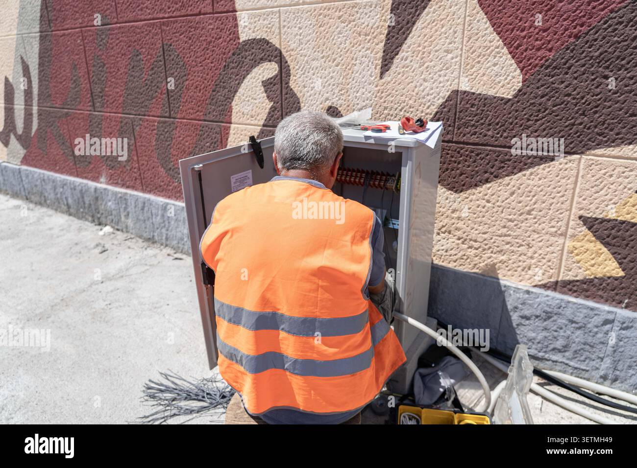 IPA85971950 - Milan: Extreme Heat and Workers on the Job Under the Sun ...