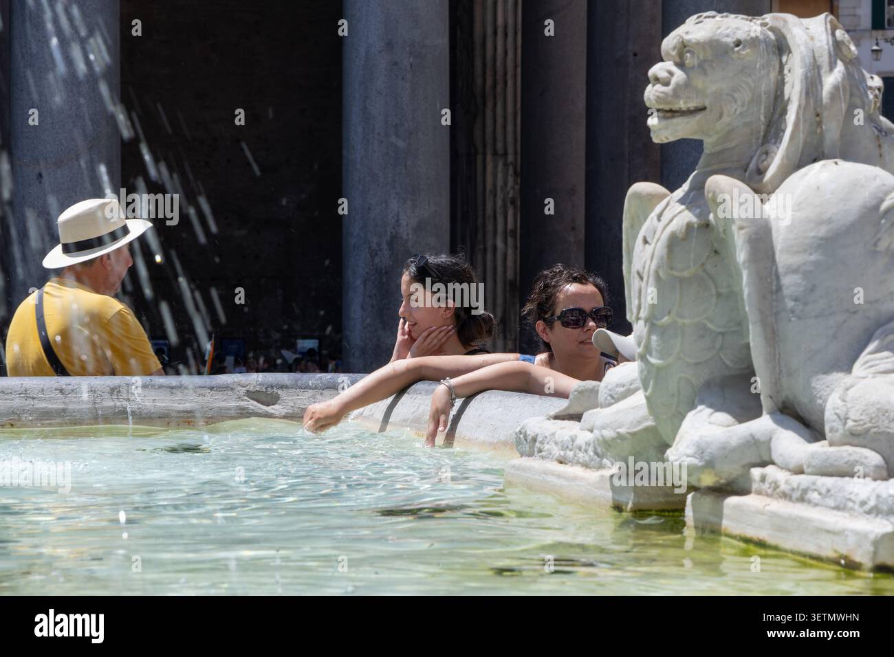 IPA85973504 - Tourists near the Pantheon Fountain seek relief from the ...