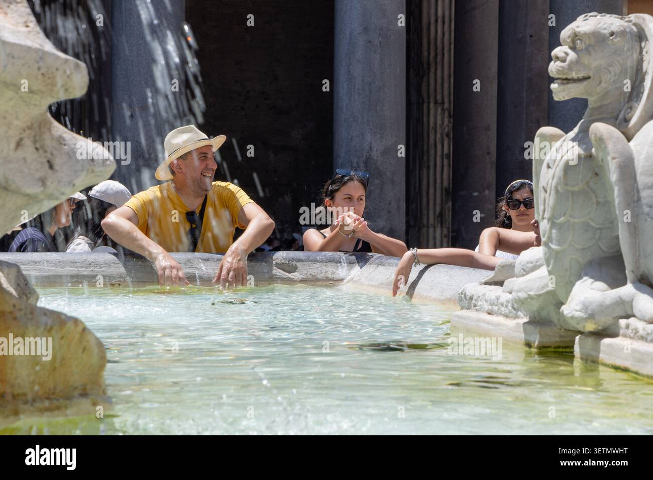 IPA85973503 - Tourists near the Pantheon Fountain seek relief from the ...