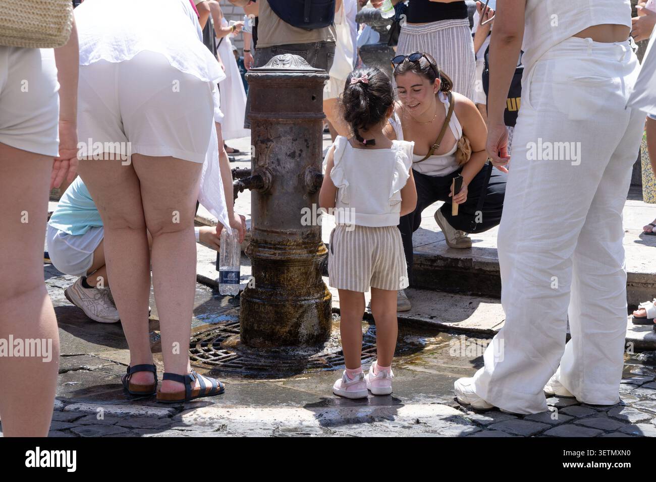 IPA85973531 - Tourists in Piazza del Pantheon seek relief from the heat ...