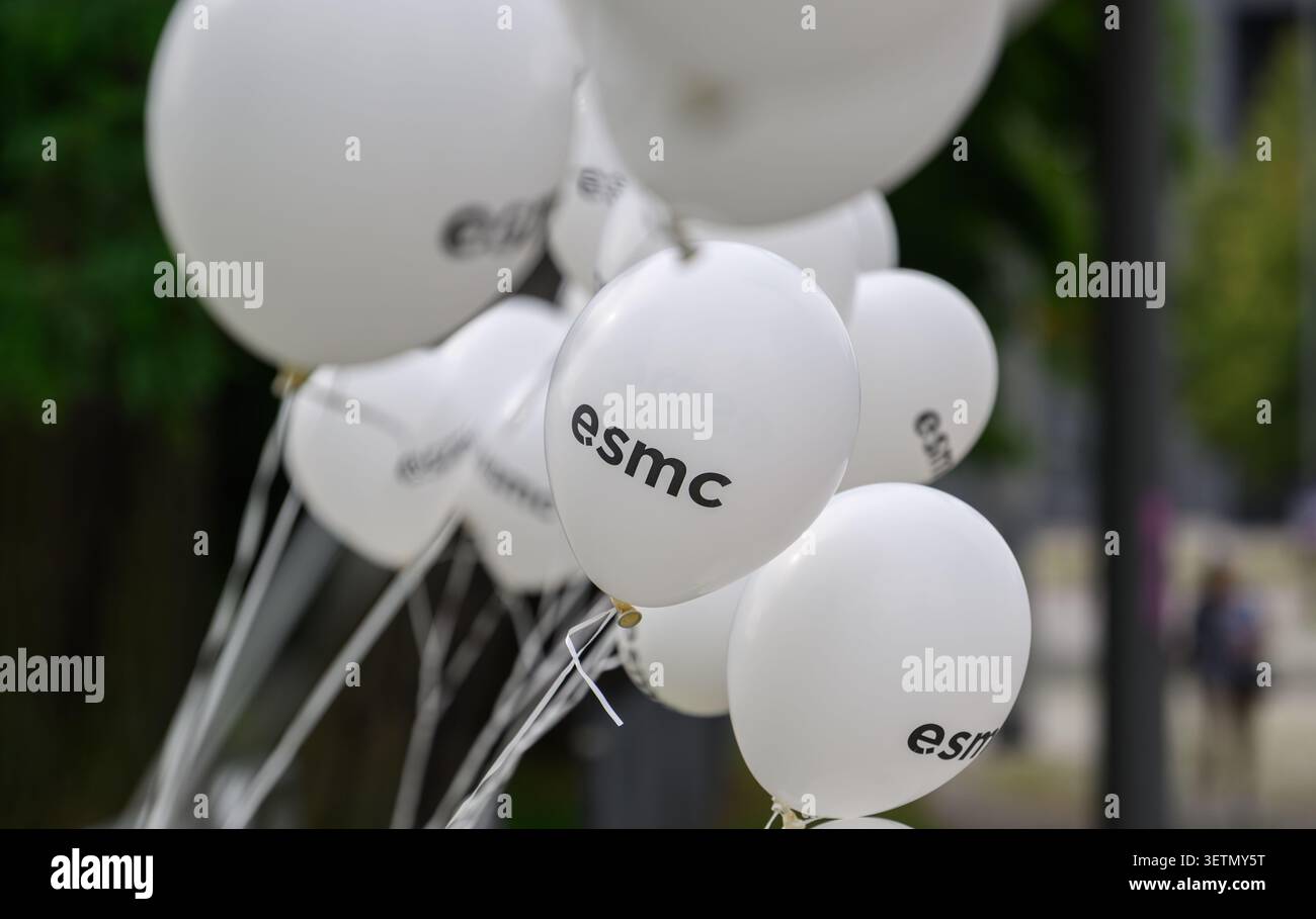 23 June 2026, Saxony, Dresden: Balloons flutter in the wind during the ...
