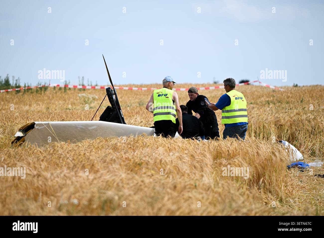 23 June 2026, Hesse, Pohlheim: Police and investigators from the ...