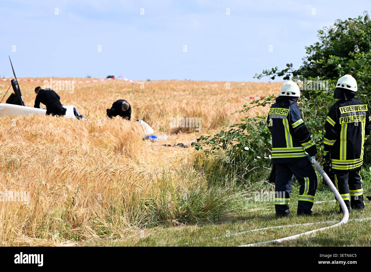 23 June 2026, Hesse, Pohlheim: Police and fire department personnel are ...
