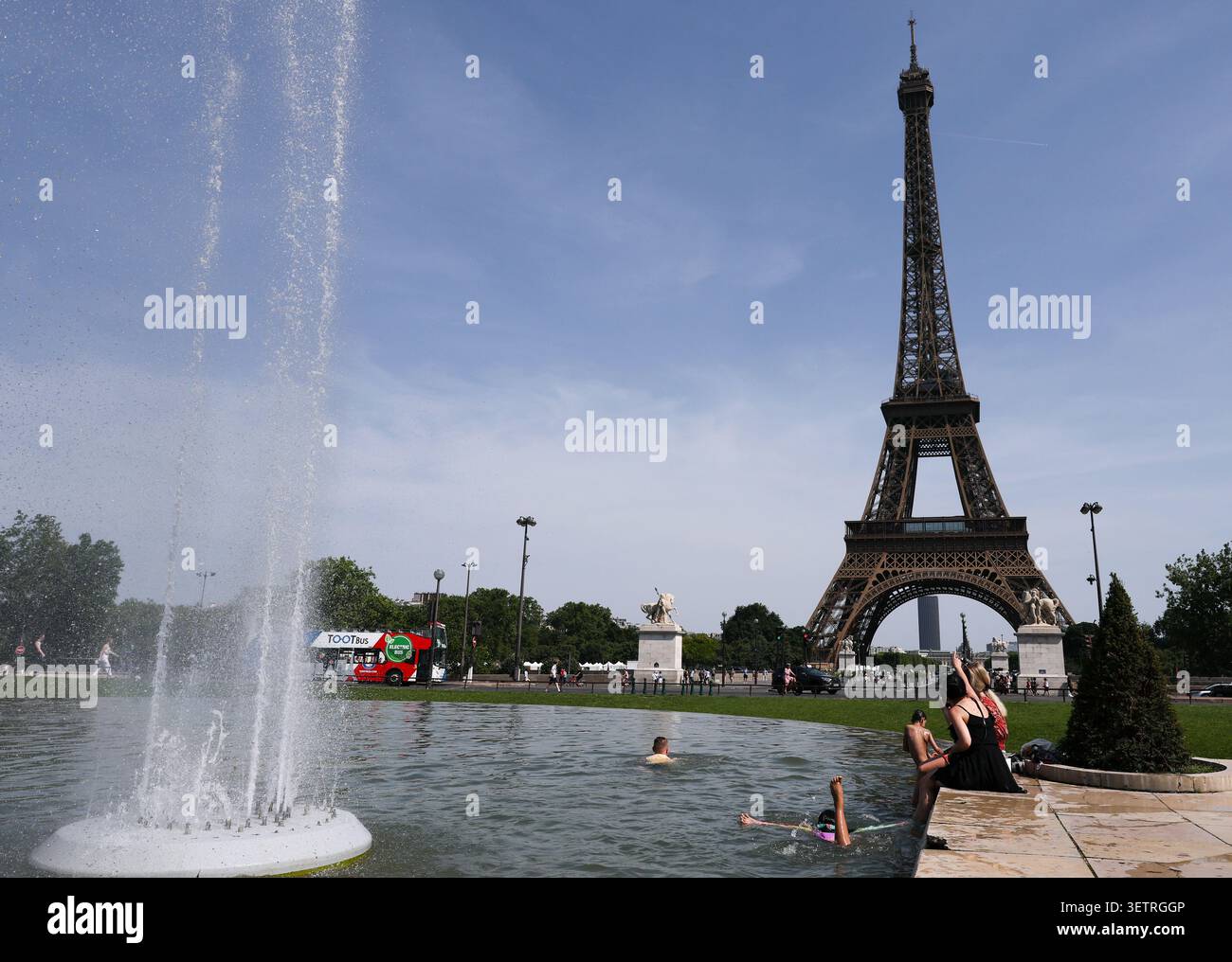 (260623) -- PARIS, June 23, 2026 (Xinhua) -- People cool off and relax ...