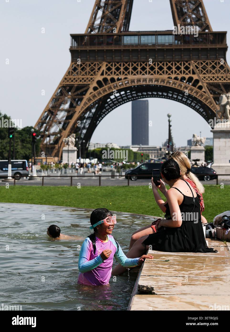 (260623) -- PARIS, June 23, 2026 (Xinhua) -- People cool off and relax ...