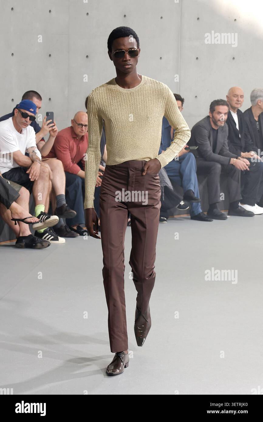 (260623) -- PARIS, June 23, 2026 (Xinhua) -- A model presents a ...