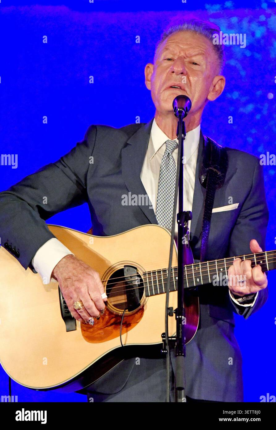 Lyle Lovett on stage for Lyle Lovett Up Close: Songs & Stories, City ...