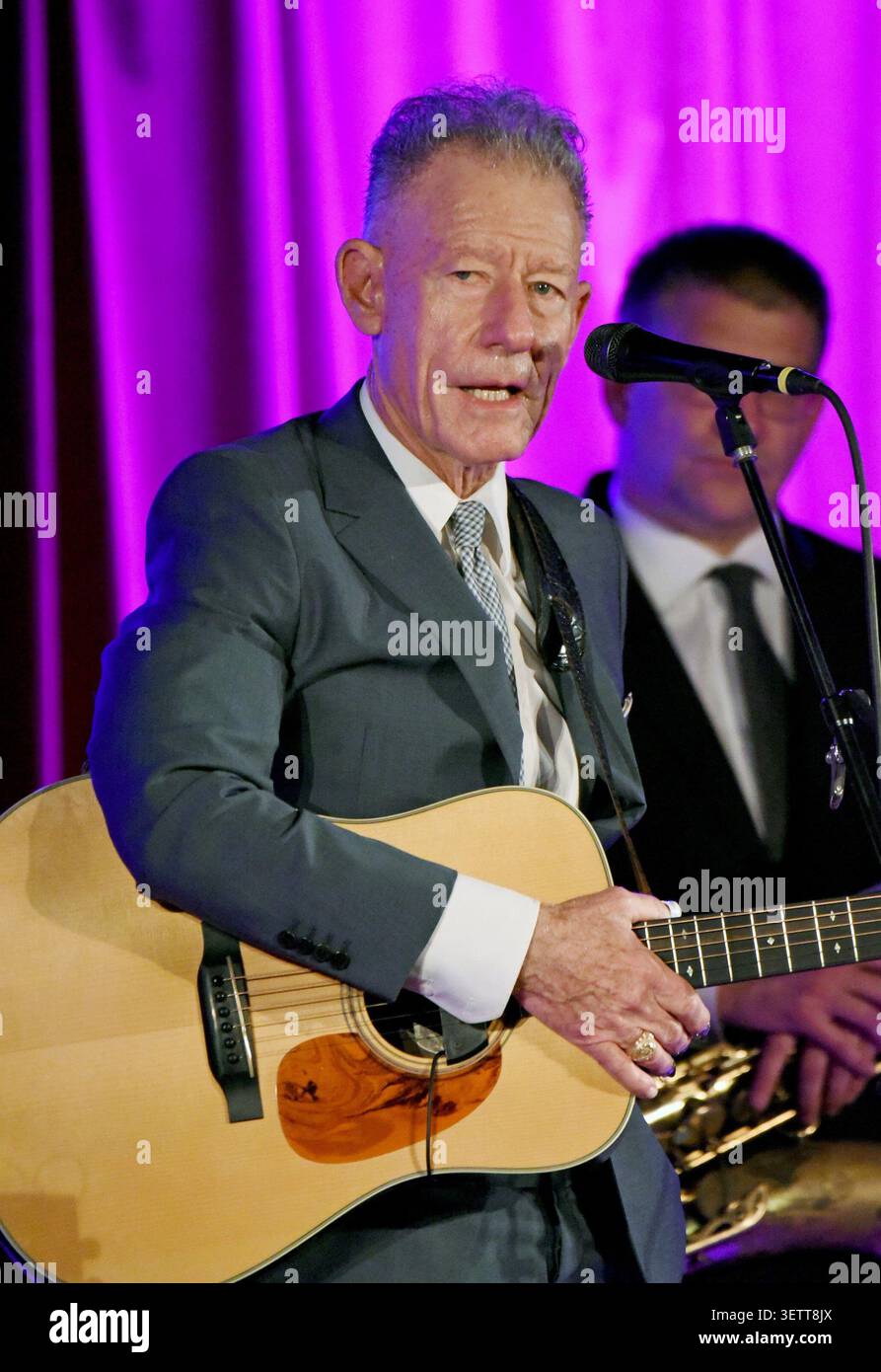 Lyle Lovett on stage for Lyle Lovett Up Close: Songs & Stories, City ...
