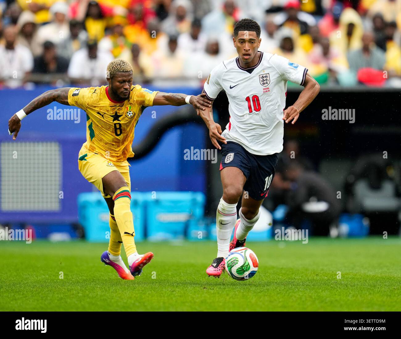 Kwasi Sibo (Ghana, #8) im Zweikampf mit Jude Bellingham (England, #10 ...