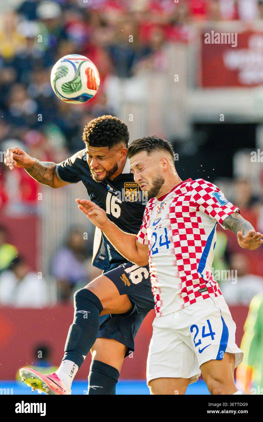 Andrés Andrade of Panama contests a header with Marco Pašali? of ...