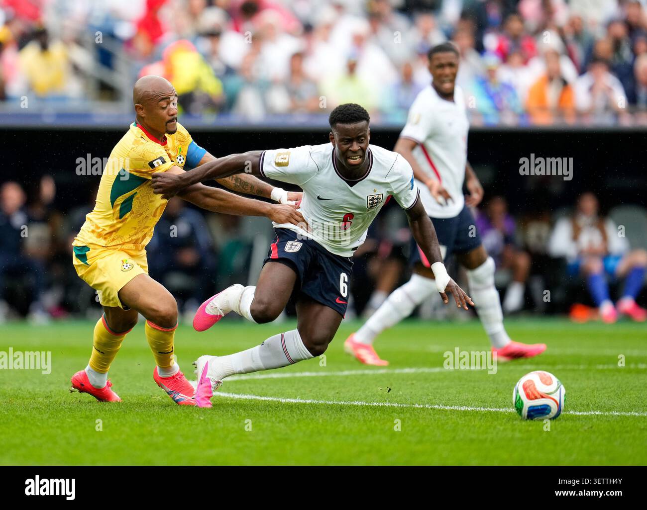 Jordan Ayew (Ghana, #9) im Zweikampf mit Marc Guehi (England, #6) USA ...
