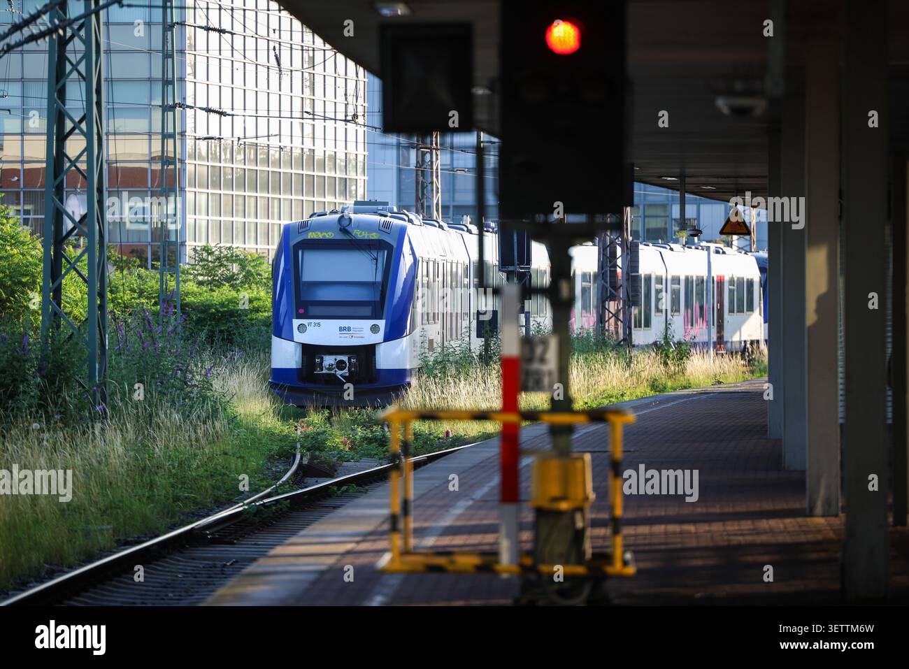 24 June 2026, North Rhine-Westphalia, Duisburg: A train is parked on a ...