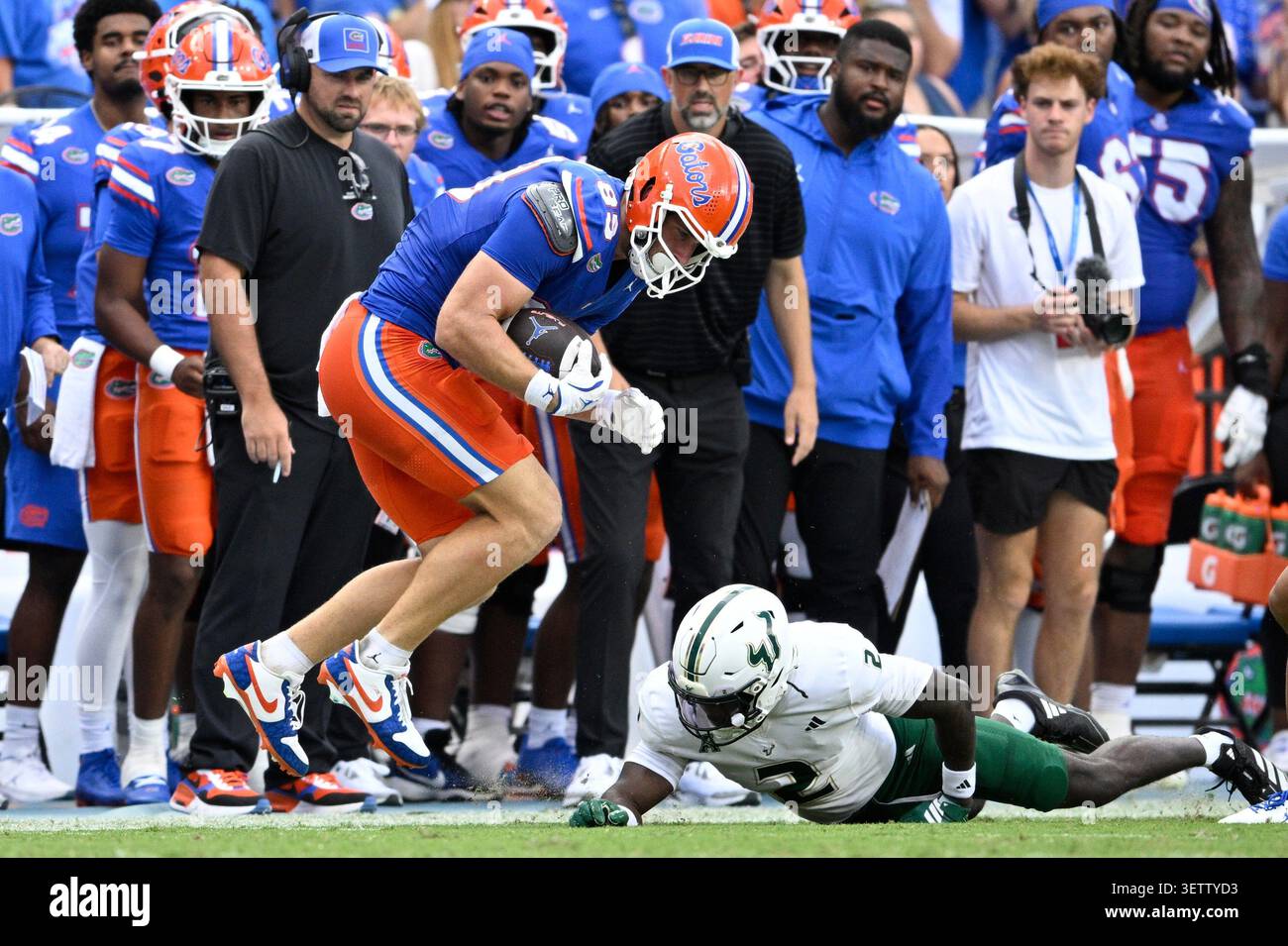 Florida tight end Hayden Hansen (89) is tackled by South Florida safety ...