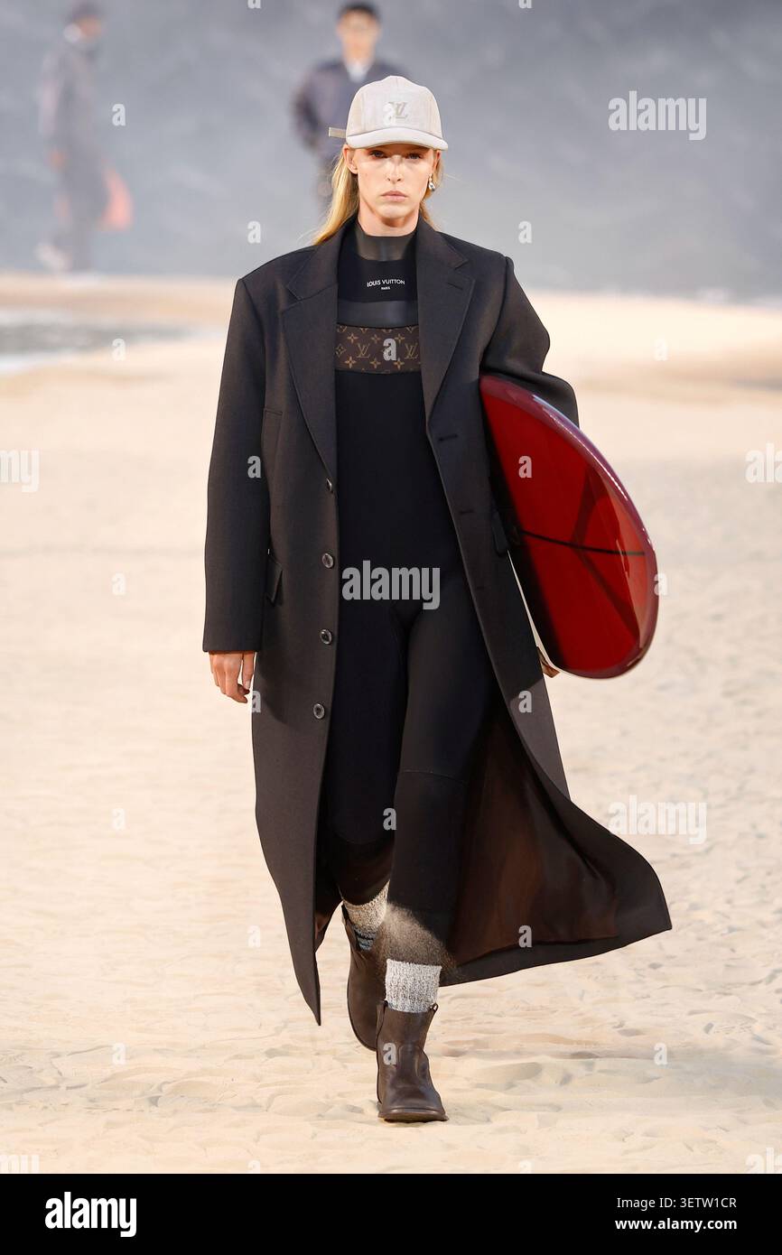 (260624) -- PARIS, June 24, 2026 (Xinhua) -- A model presents a ...